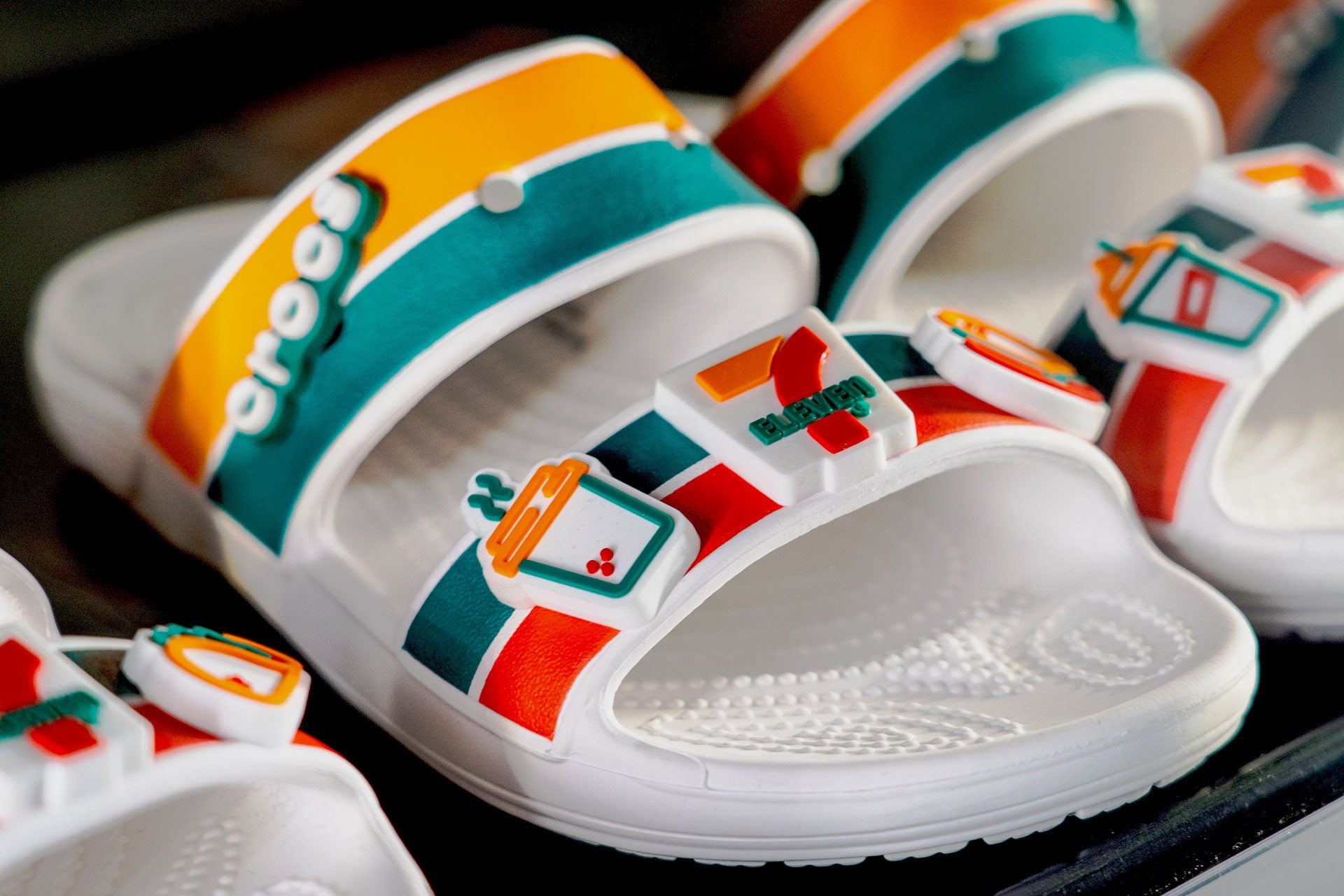 CROCS LANZA UNA COLABORACIÓN GLOBAL CON 7-ELEVEN – iWay Magazine