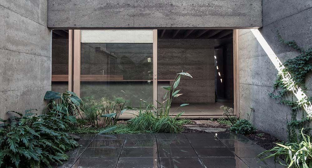 Cloister House, una casa patio de hormigón reciclado de MORQ Architect ...