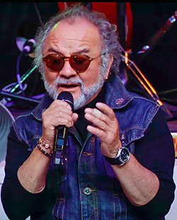 César Mora: Un ícono del entretenimiento en Colombia – iWay Magazine